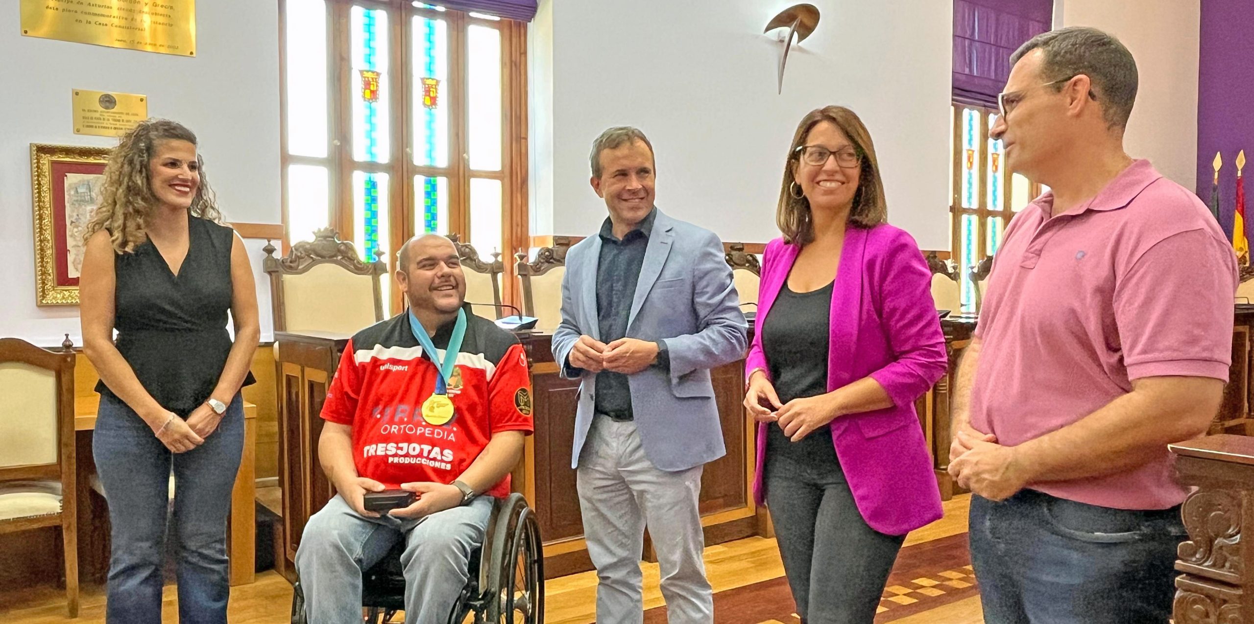 El Ayuntamiento recibe al tirador Carlos Linares, medalla de oro en la ...